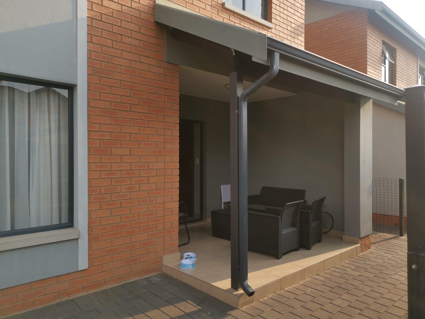 3 Bedroom Townhouse for sale in Derdepoort - P24-114069267