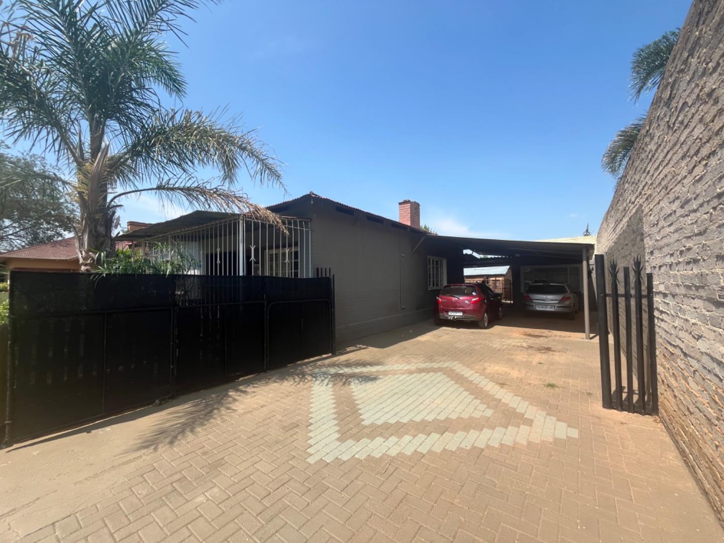 3 Bedroom House for sale in Westonaria - P24-114080409