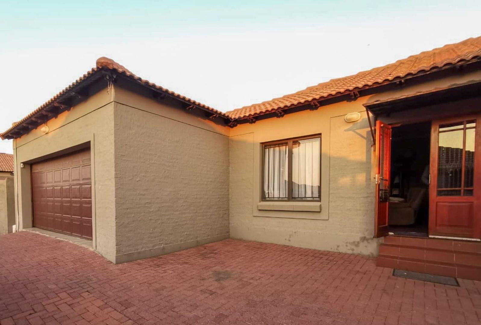 3 Bedroom House for sale in Secunda - P24-114106841