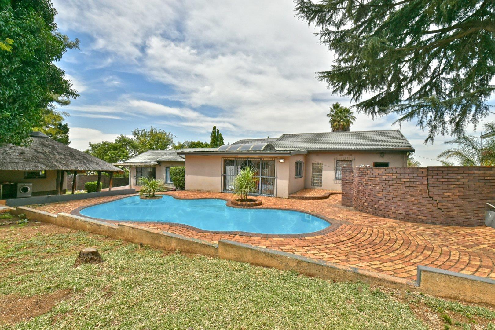 4 Bedroom House for sale in Glenvista - P24-114166403