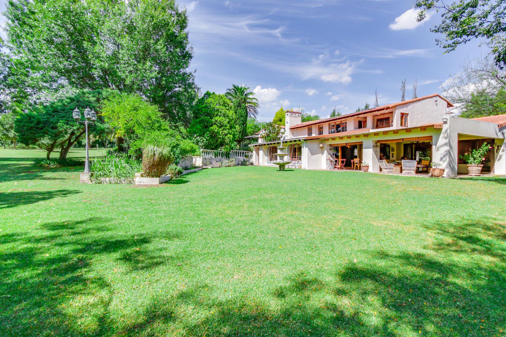 5 Bedroom House for sale in Chartwell - P24-112478814