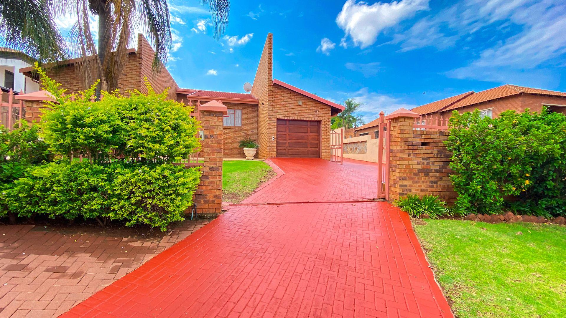 4 Bedroom House for sale in Eersterust - P24-114188955