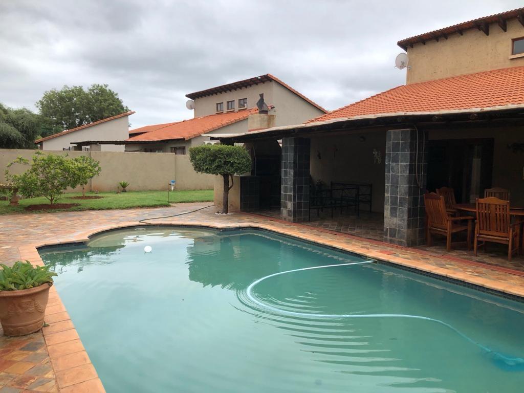 3 Bedroom House for sale in Thabazimbi - P24-114241549