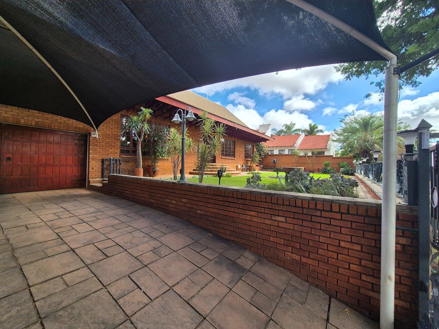 6 Bedroom House for sale in Amandasig - P24-114243941