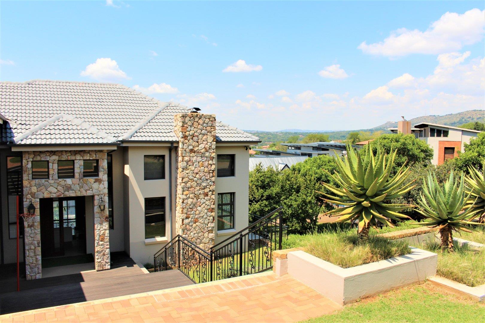 4 Bedroom House for sale in Featherbrooke Estate - P24-114285903