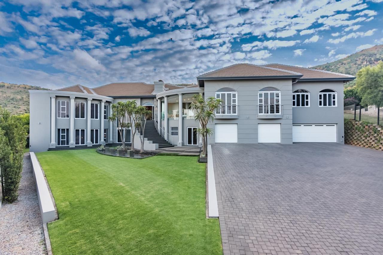 4 Bedroom House for sale in Featherbrooke Estate - P24-114293244