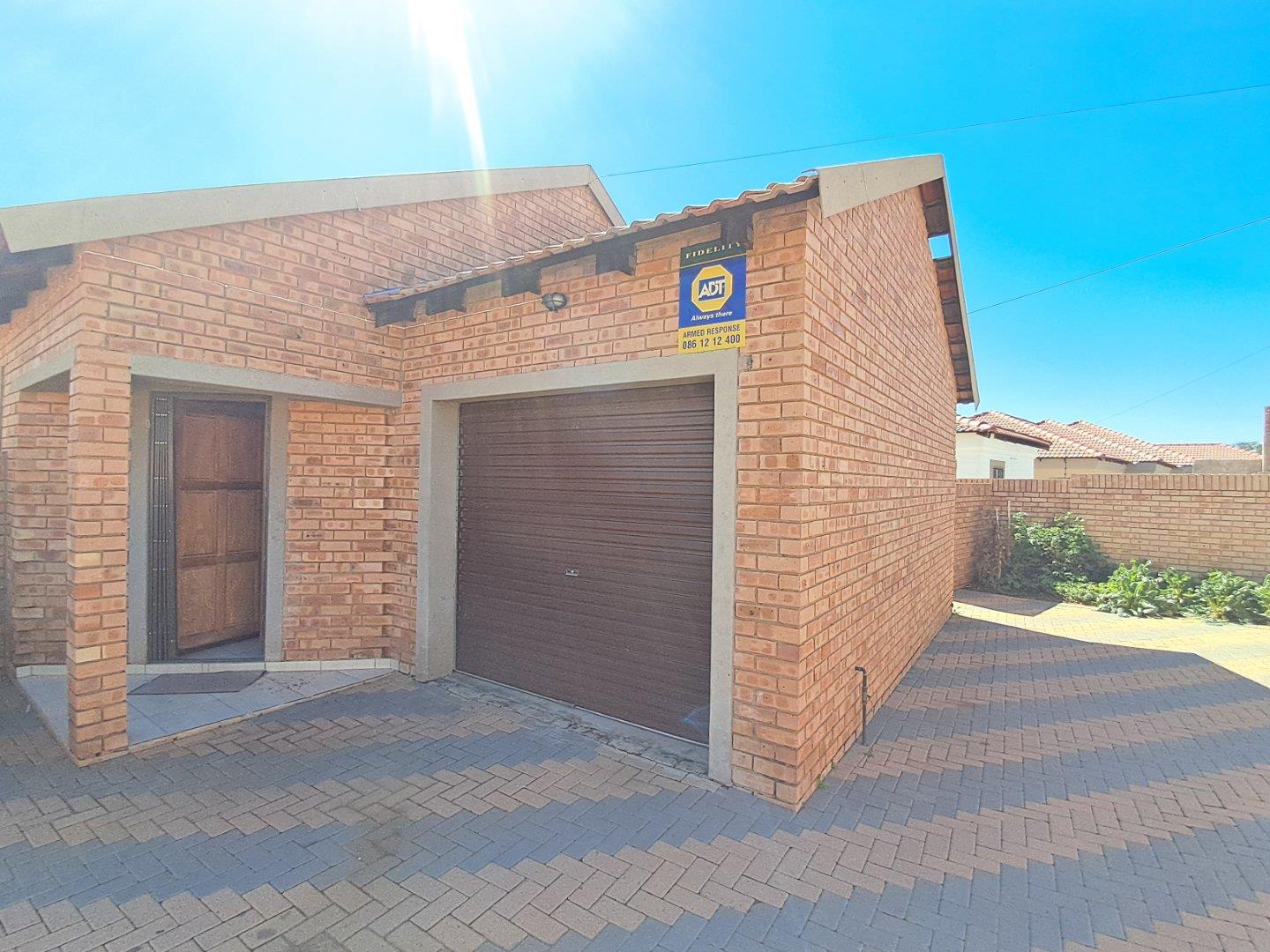 2 Bedroom Townhouse for sale in Meiringspark - P24-114308990