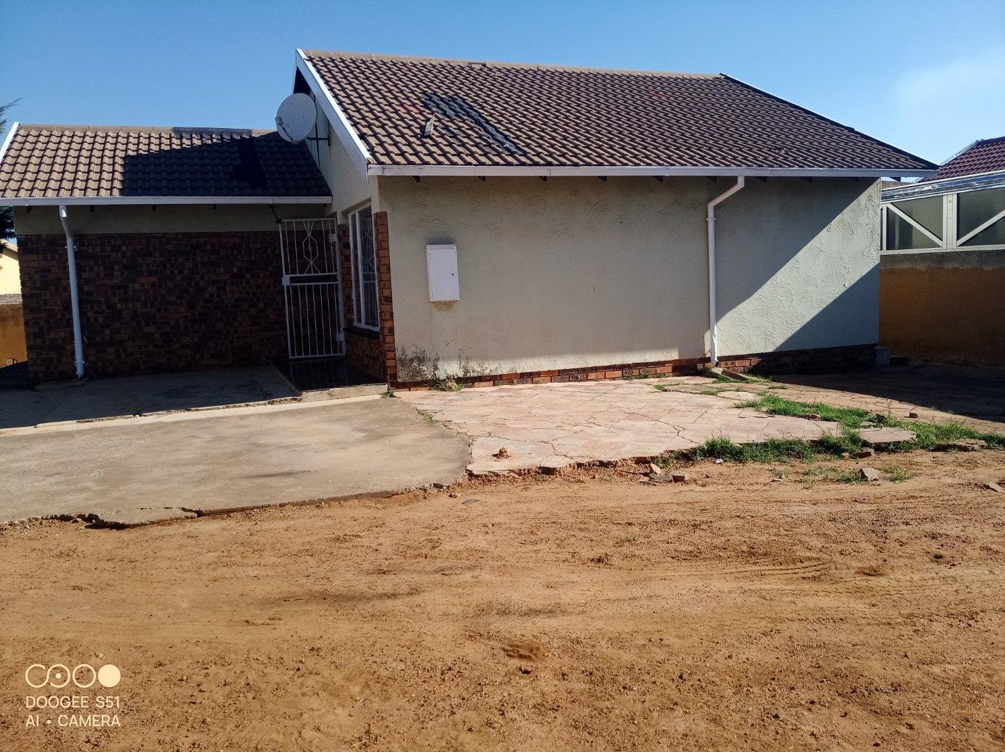 Mohlakeng Property : Houses for sale in Mohlakeng : Property24.com