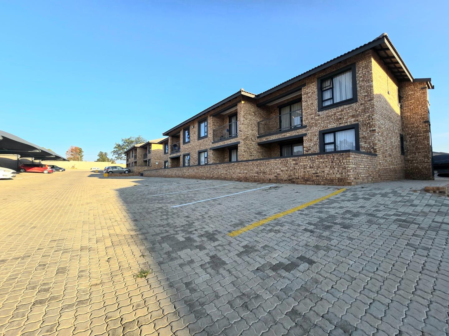 3 Bedroom Townhouse for sale in Rynfield AH - P24-114321752