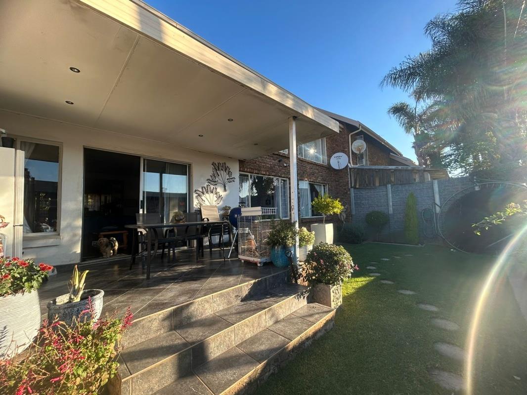 4 Bedroom Townhouse for sale in Glen Marais - 20 Dann Road - P24-114346353