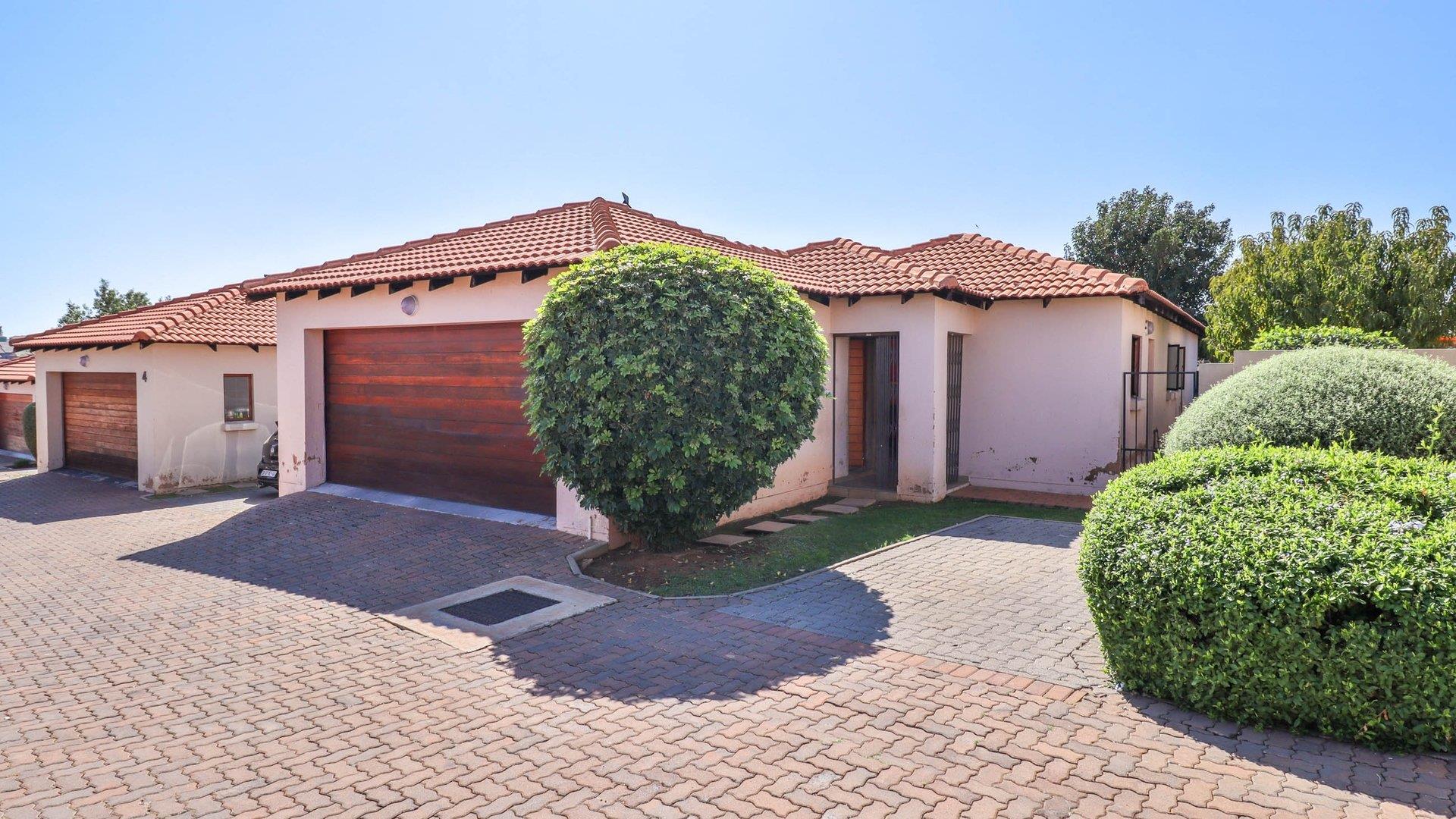 3 Bedroom Townhouse for sale in Thatchfield Hills - P24-114311699