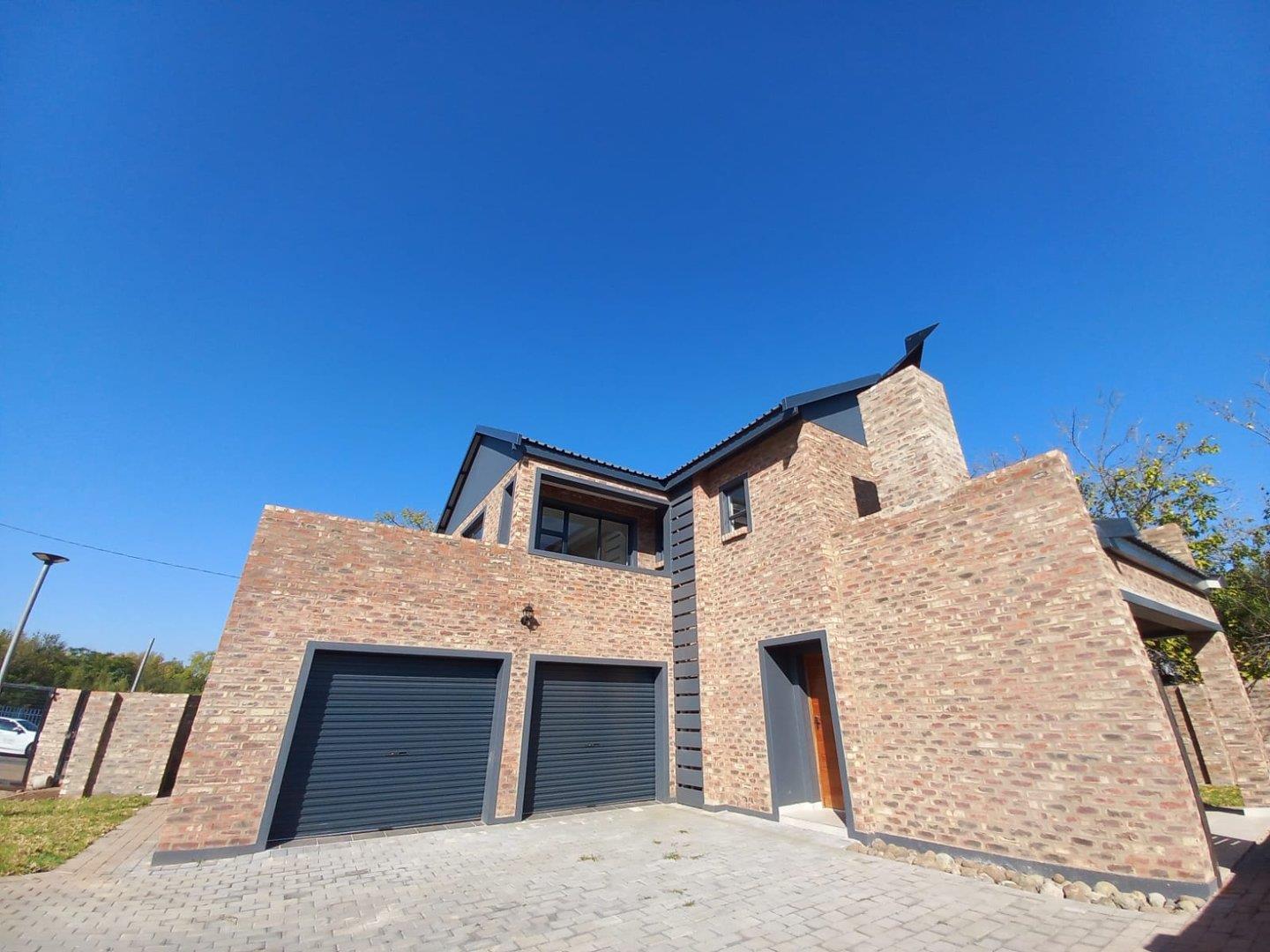 3 Bedroom Townhouse for sale in Van Der Hoff Park - P24-114354909