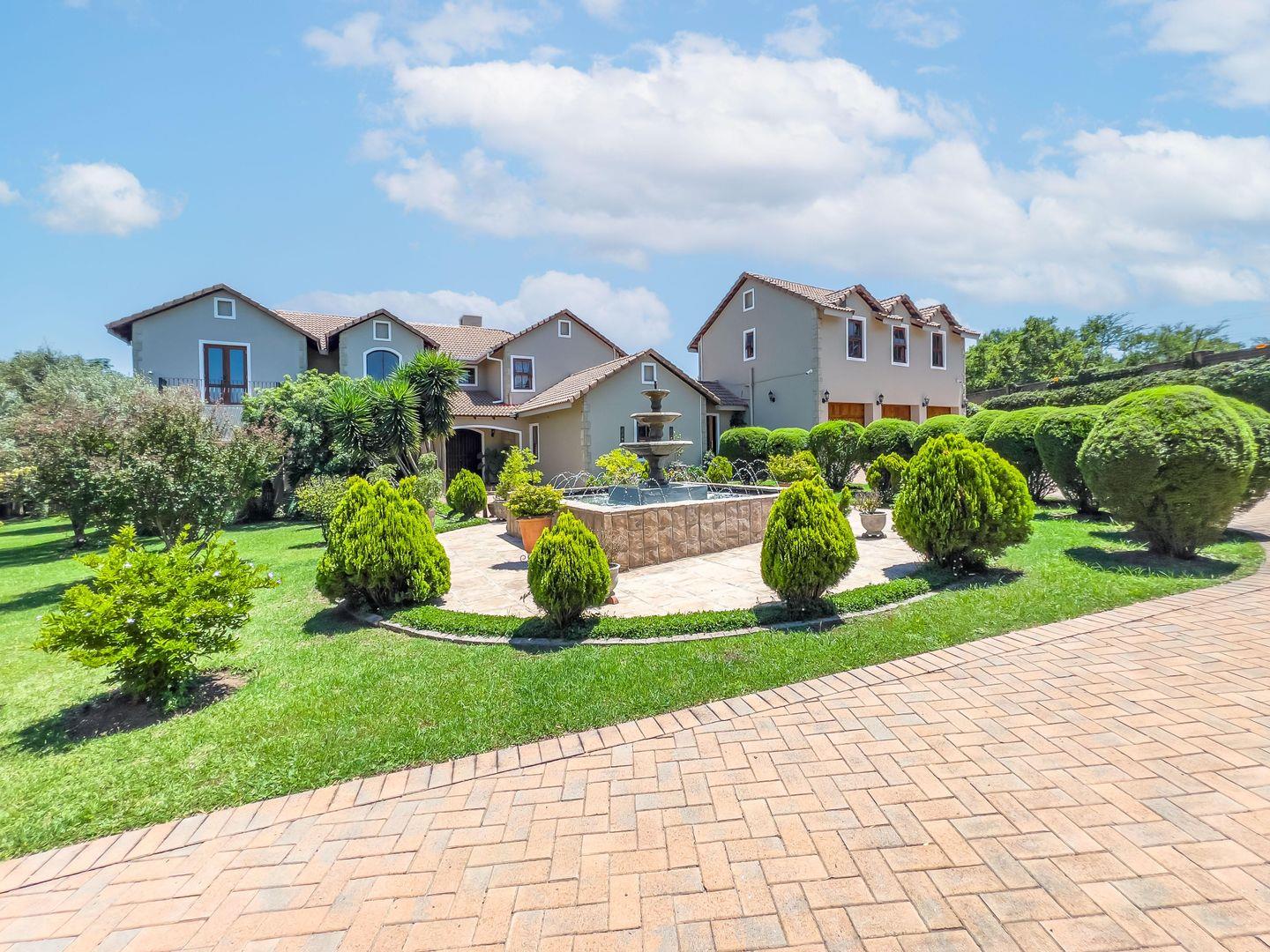 7 Bedroom House for sale in Chartwell - P24-113926151