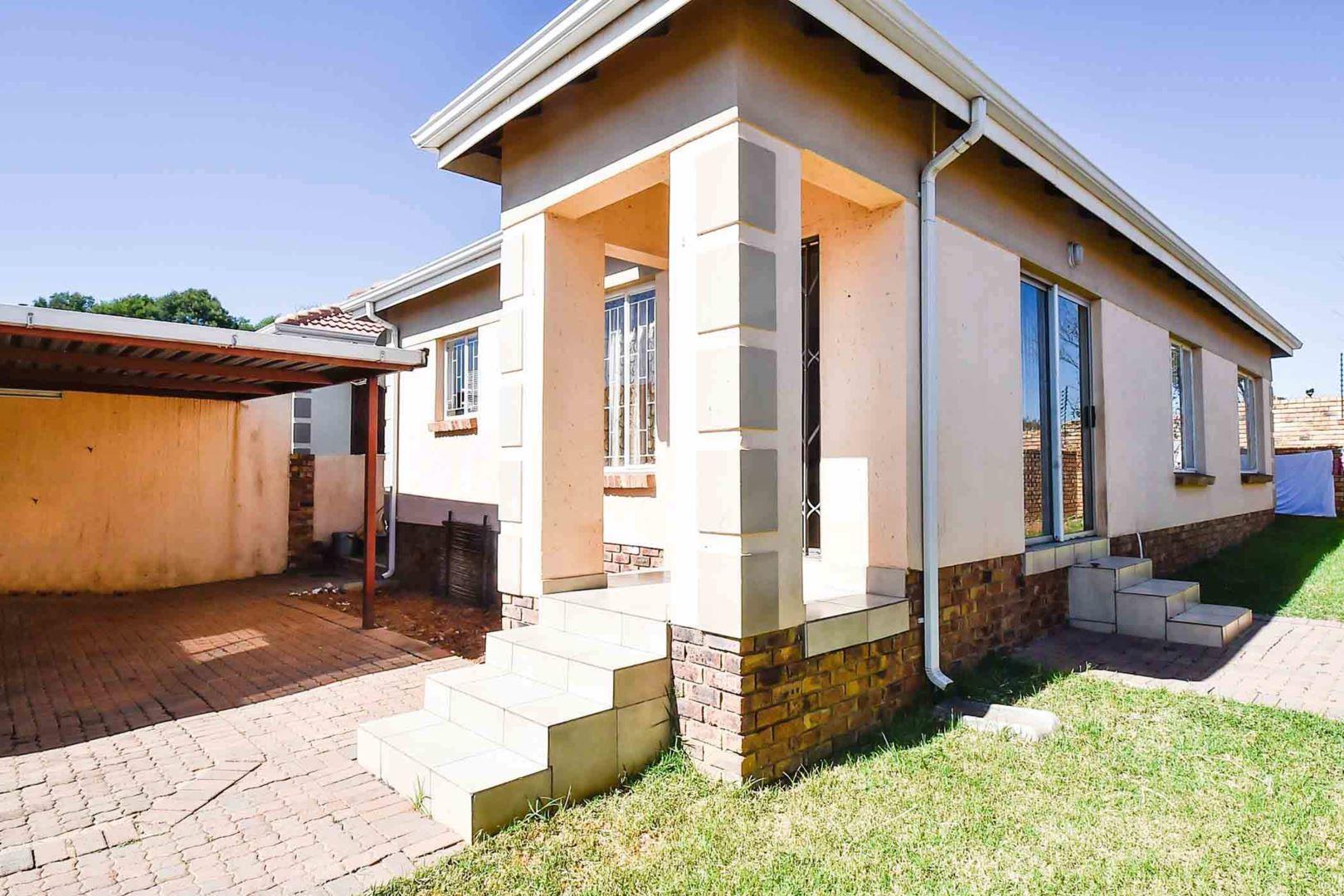 2 Bedroom House for sale in North Riding AH - 633 Constantia Street ...