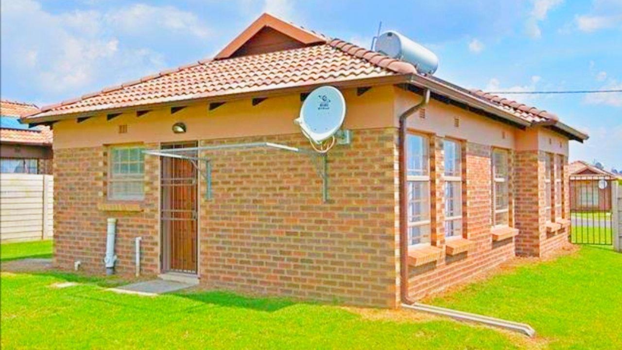 3 Bedroom House for sale in Clayville - P24-114373570