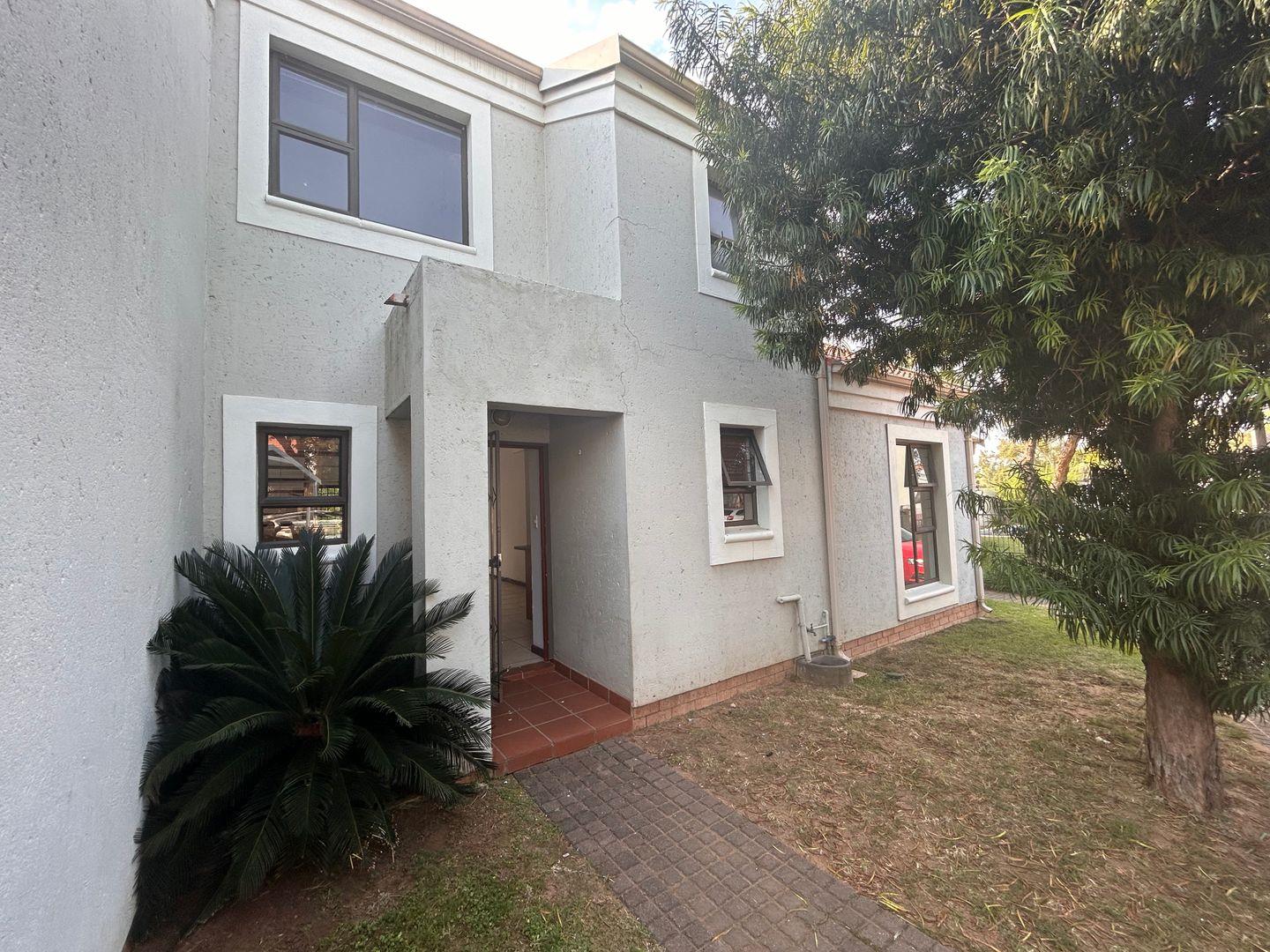 3 Bedroom Townhouse for sale in Fourways - P24-114394752