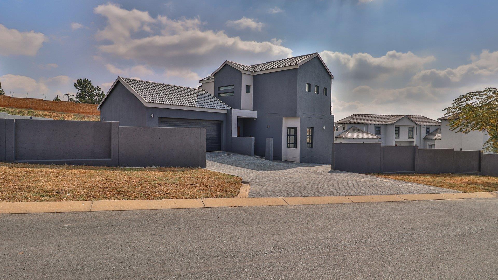 4 Bedroom House for sale in Thatchfield Hills - P24-112199203