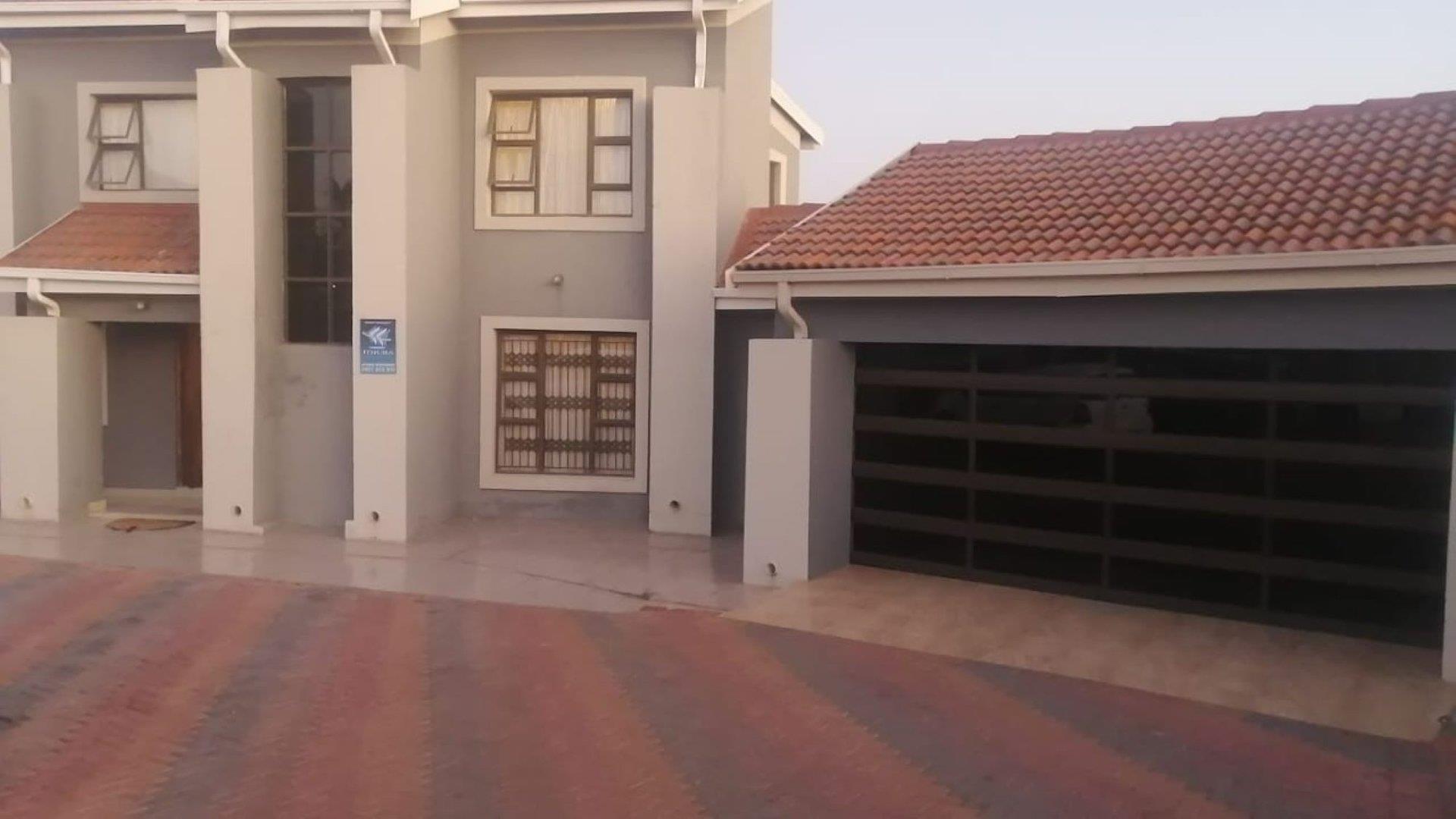 4 Bedroom House for sale in Serala View - P24-114416862