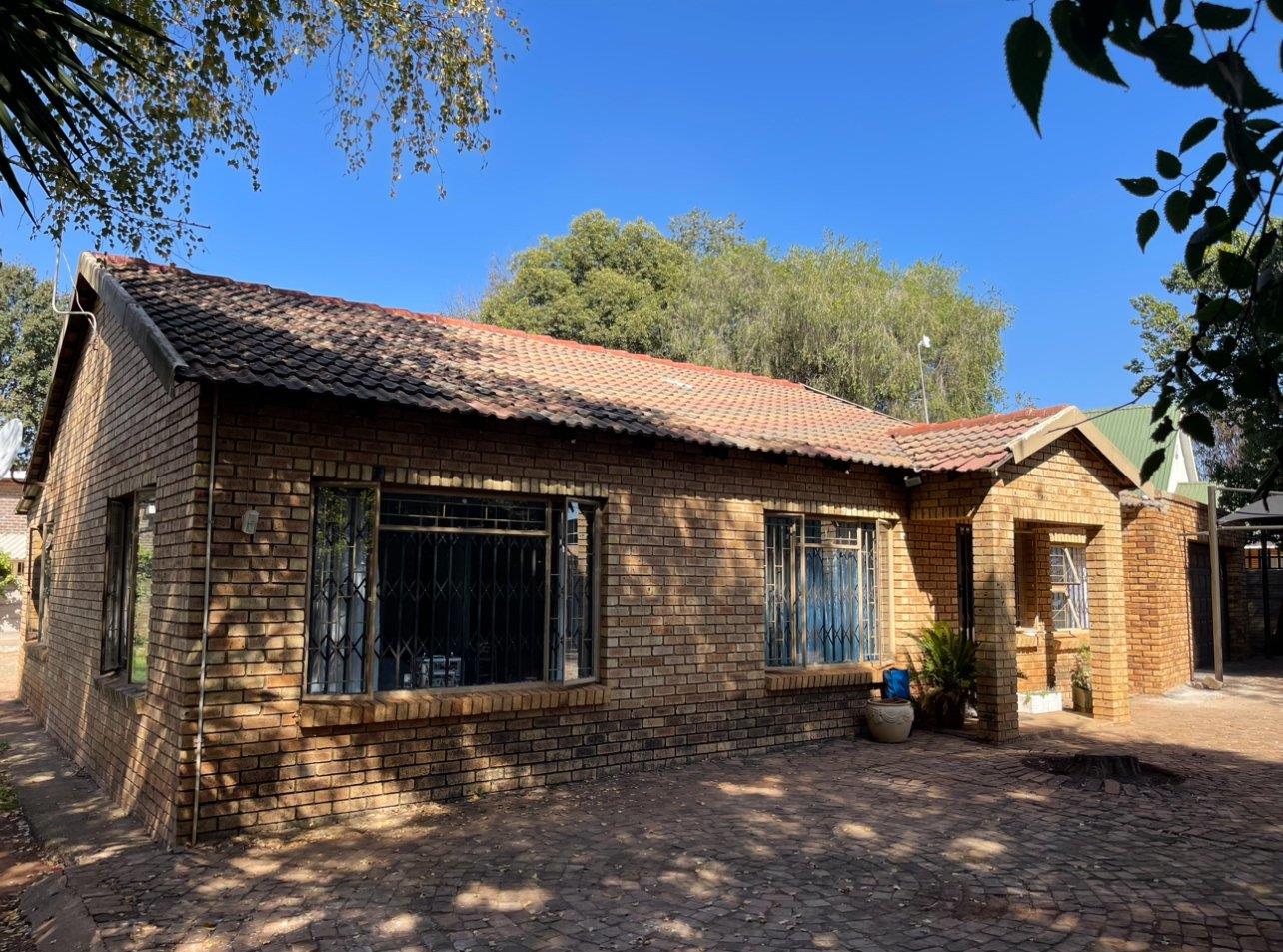 4 Bedroom House for sale in Eloff - P24-114449872