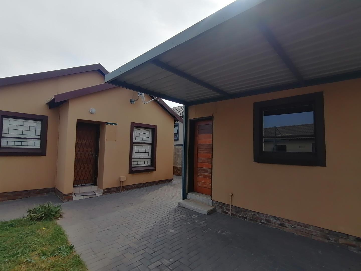 3 Bedroom House for sale in Kosmosdal - P24-114463236