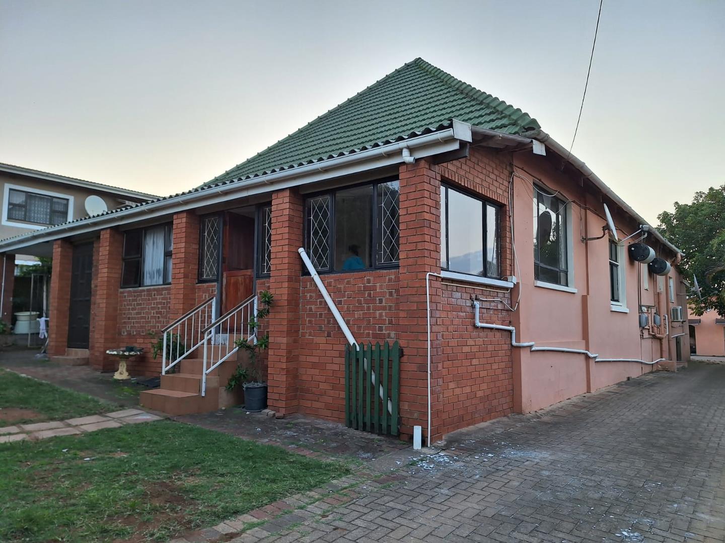 2 Bedroom House for sale in Umkomaas - P24-114477393