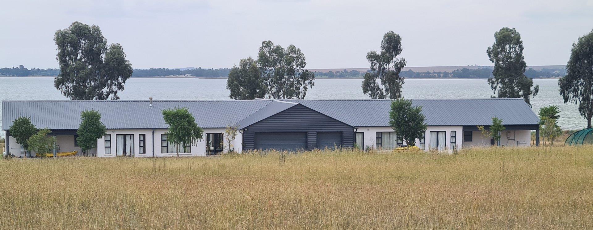 6 Bedroom House for sale in Oranjeville - P24-114484800