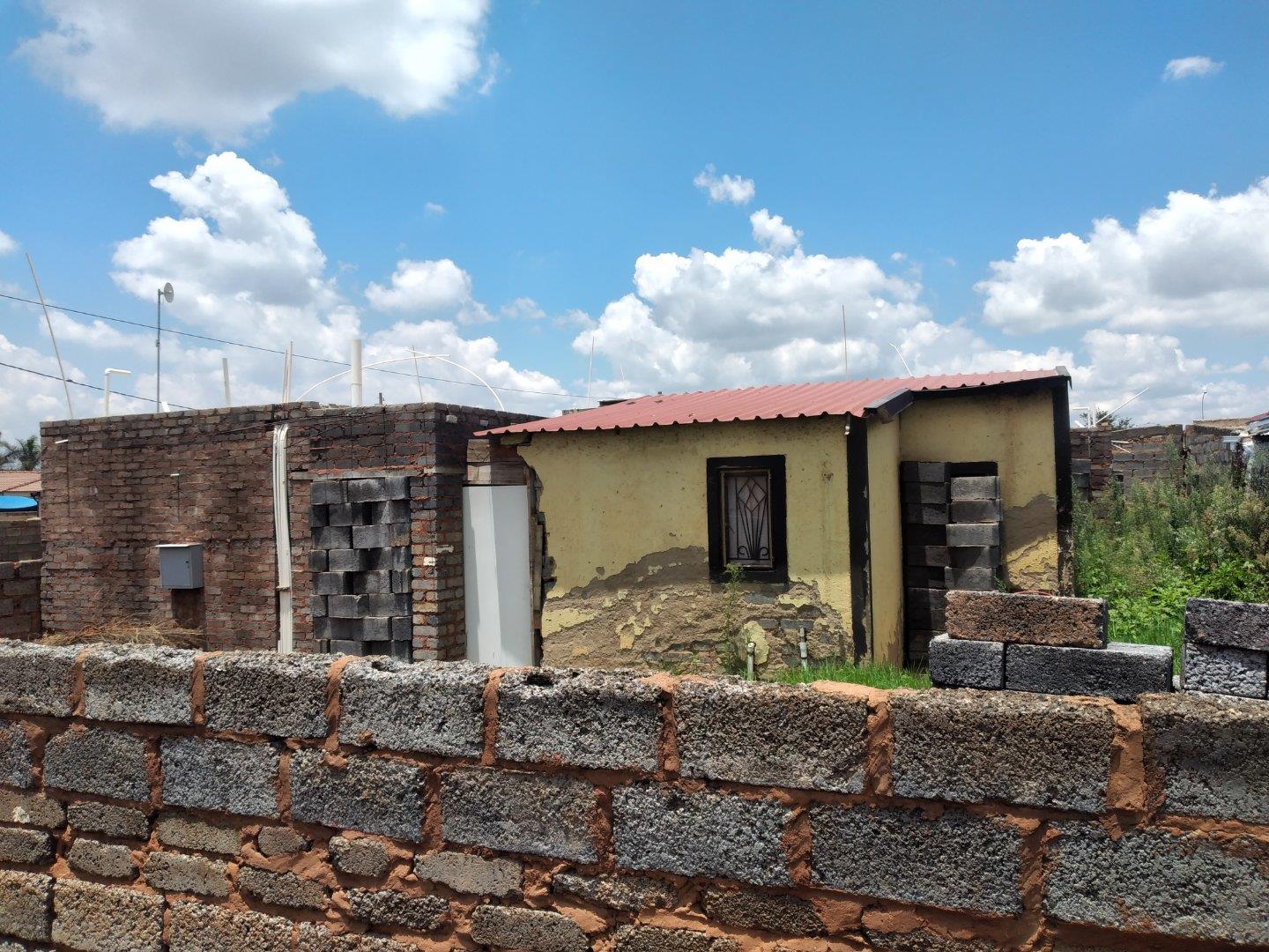 1 Bedroom House for sale in Roodekop - P24-114505689