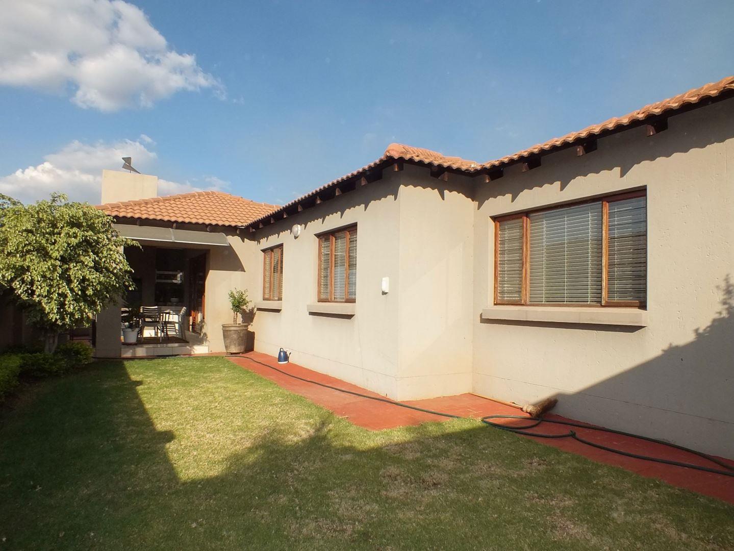 3 Bedroom House for sale in Thatchfield Close - P24-114511799