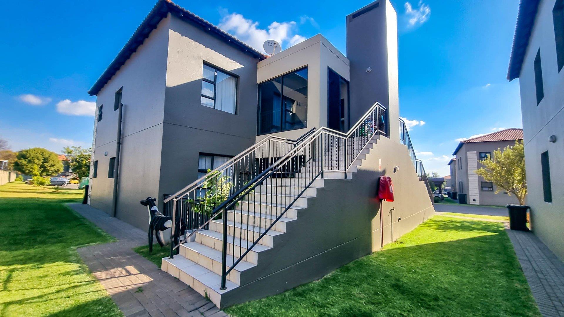 2 Bedroom Townhouse for sale in Goedeburg - P24-114517570