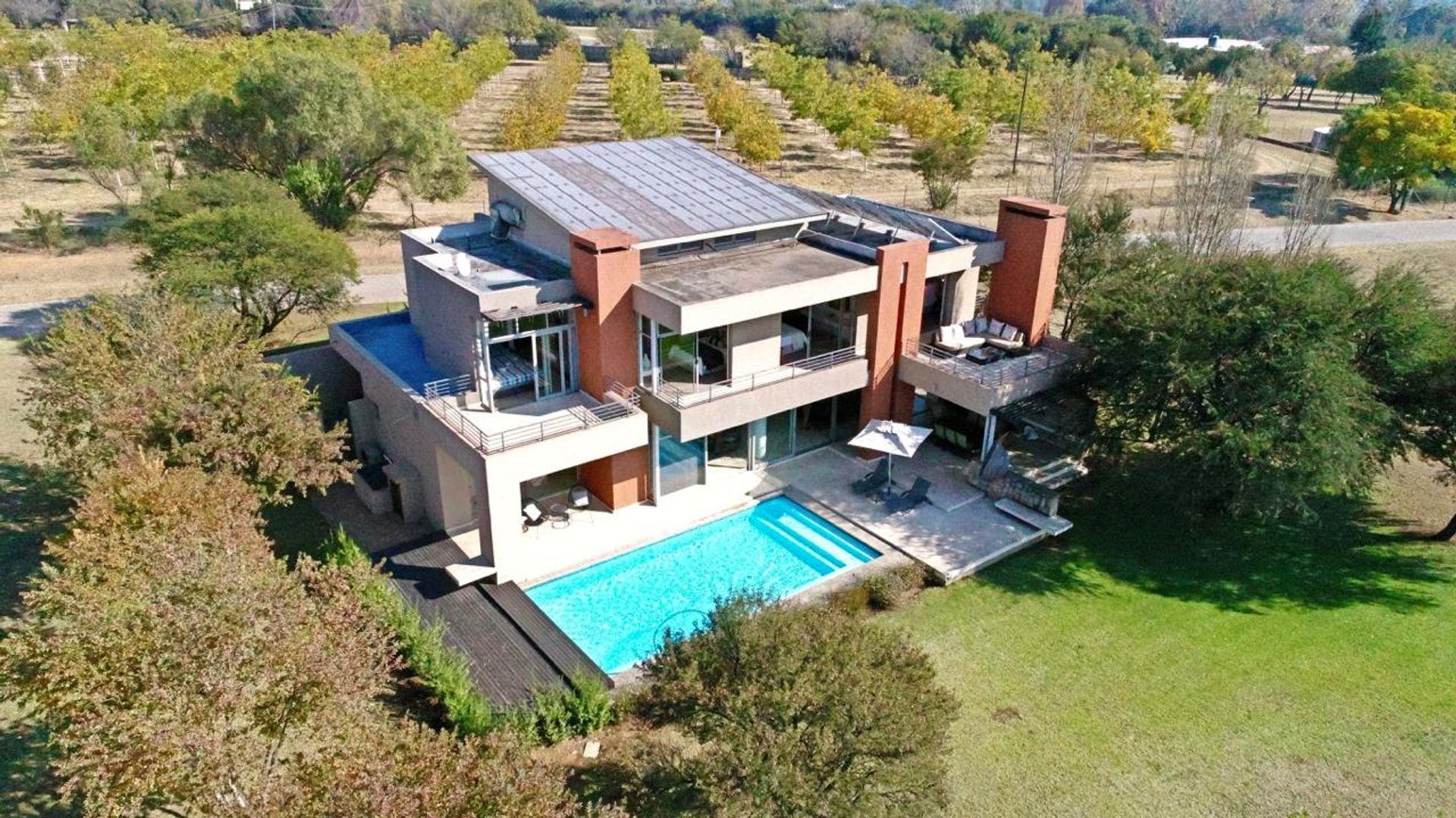 5 Bedroom House for sale in Waterford Golf and River Estate - P24-114529265