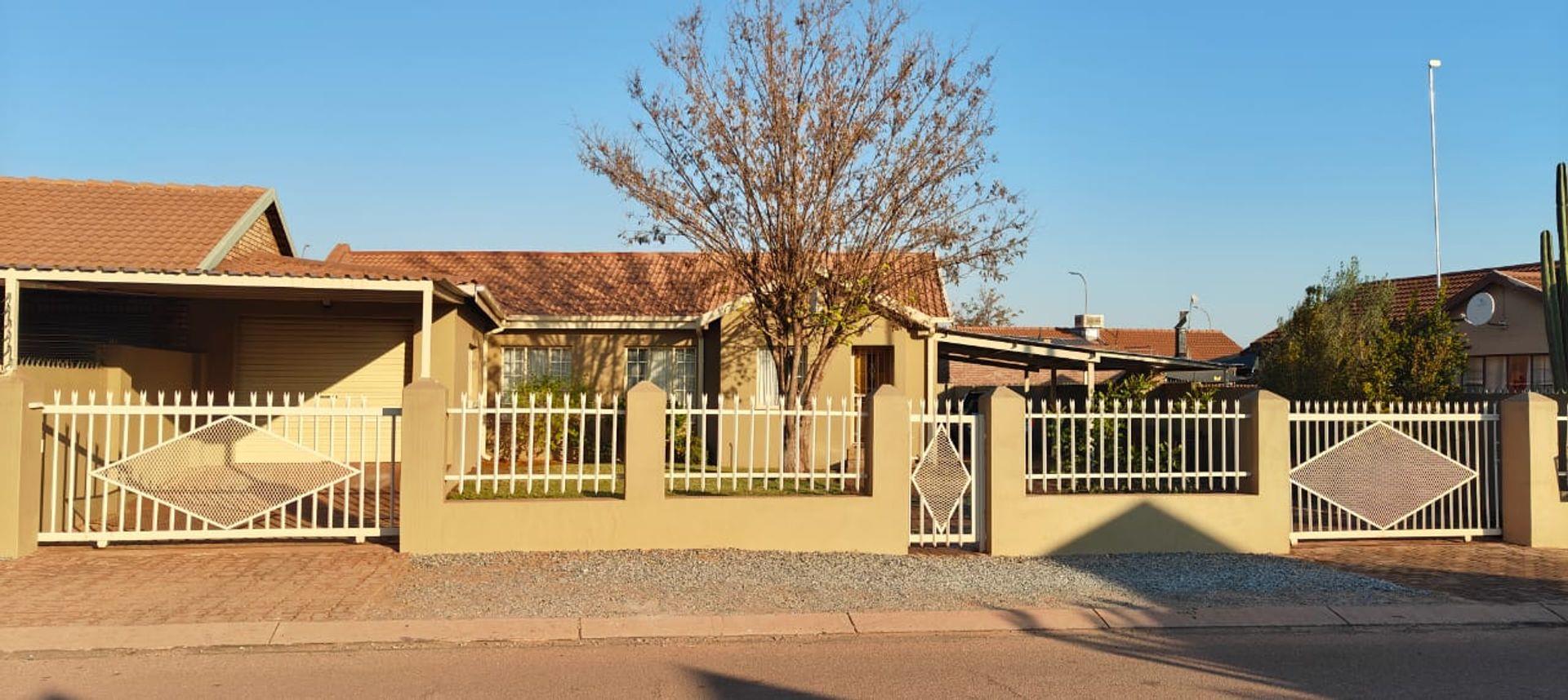 3 Bedroom House for sale in Kathu - P24-114589485