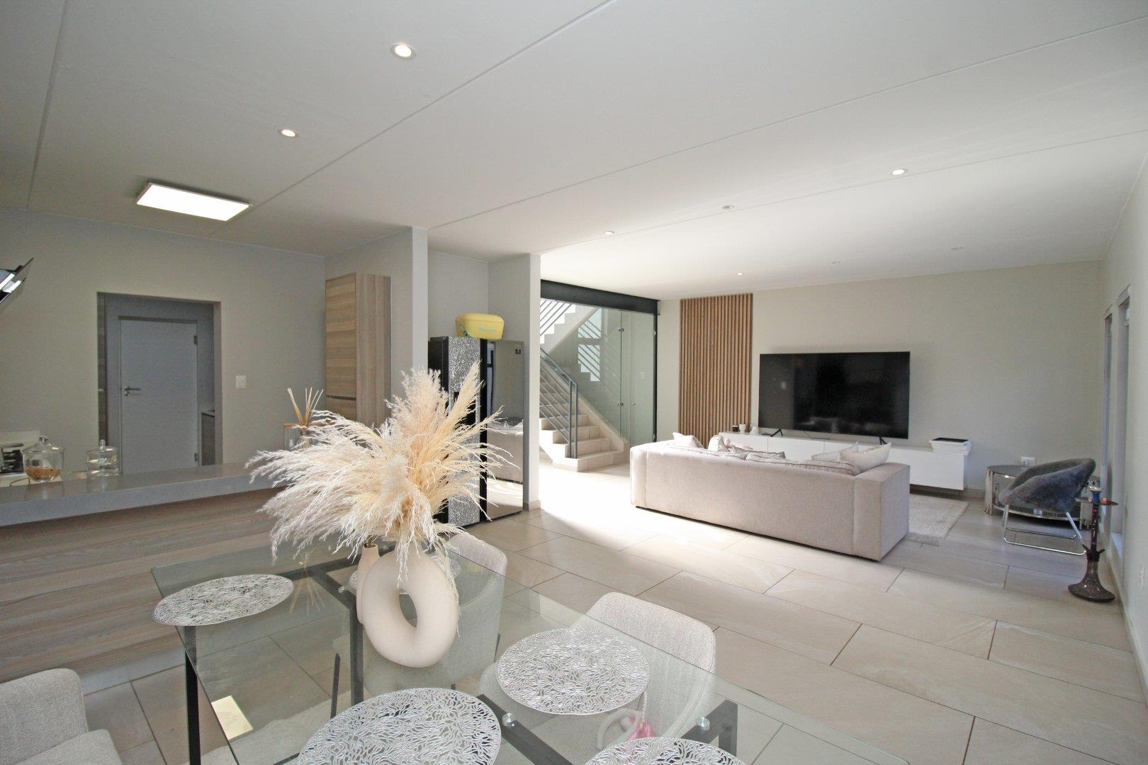 4 Bedroom House for sale in Crowthorne AH - P24-114640943