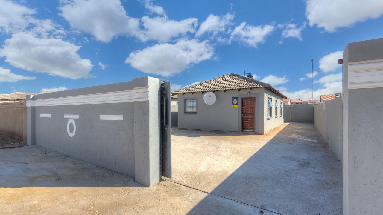 3 Bedroom House for sale in Lufhereng - P24-114656989