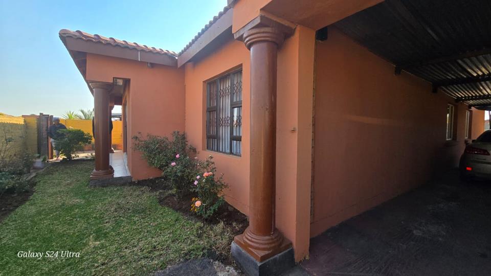 3 Bedroom House for sale in Mogwase - P24-114702051