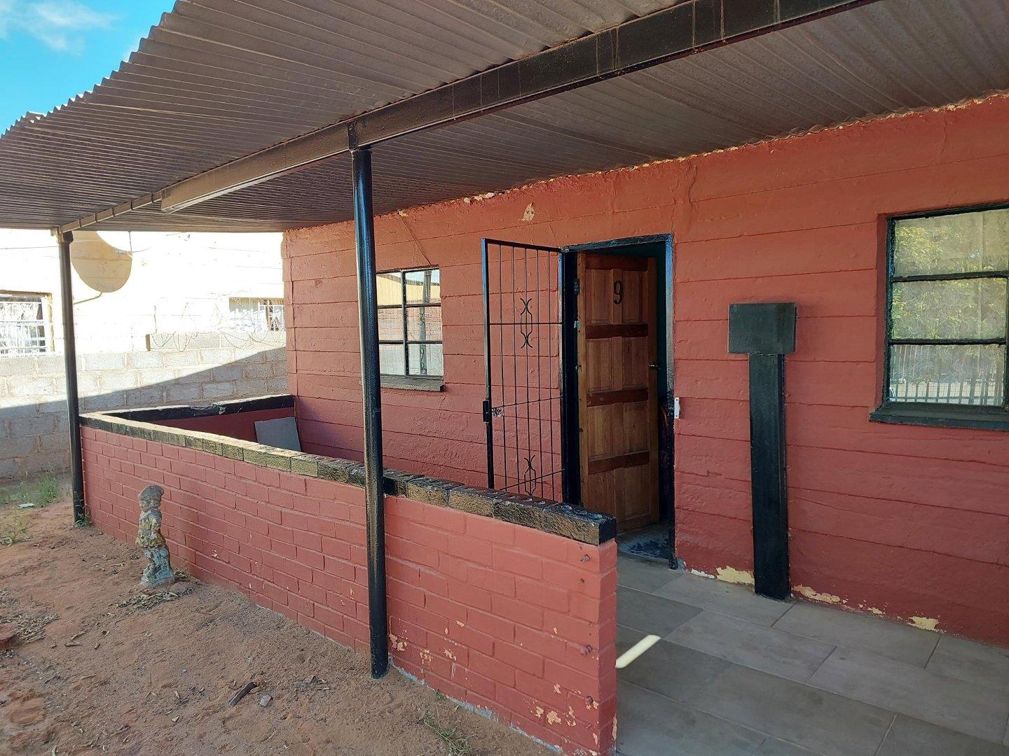 2 Bedroom House for sale in Colville - P24-114734618