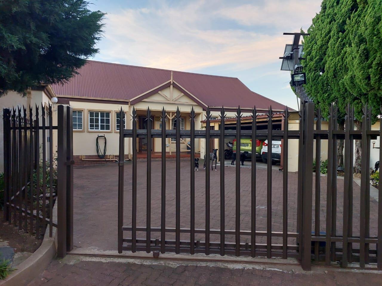 3 Bedroom Townhouse for sale in Volksrust - P24-114743367