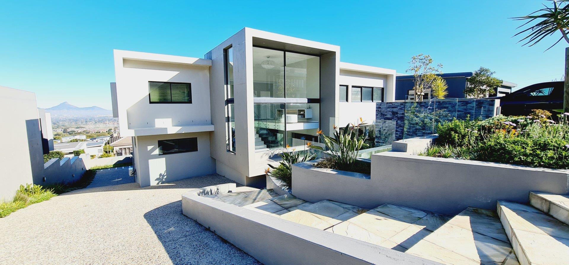 5 Bedroom House for sale in Baronetcy Estate - P24-112932175