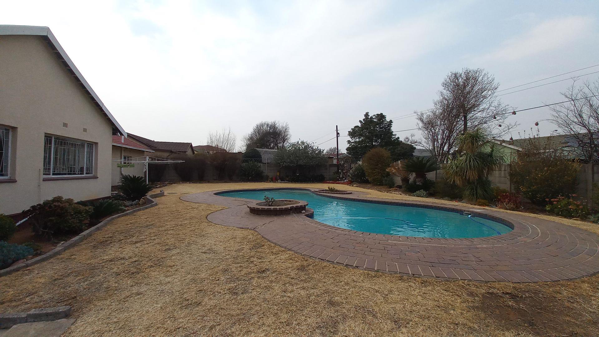 4 Bedroom House for sale in Elspark - P24-114745762