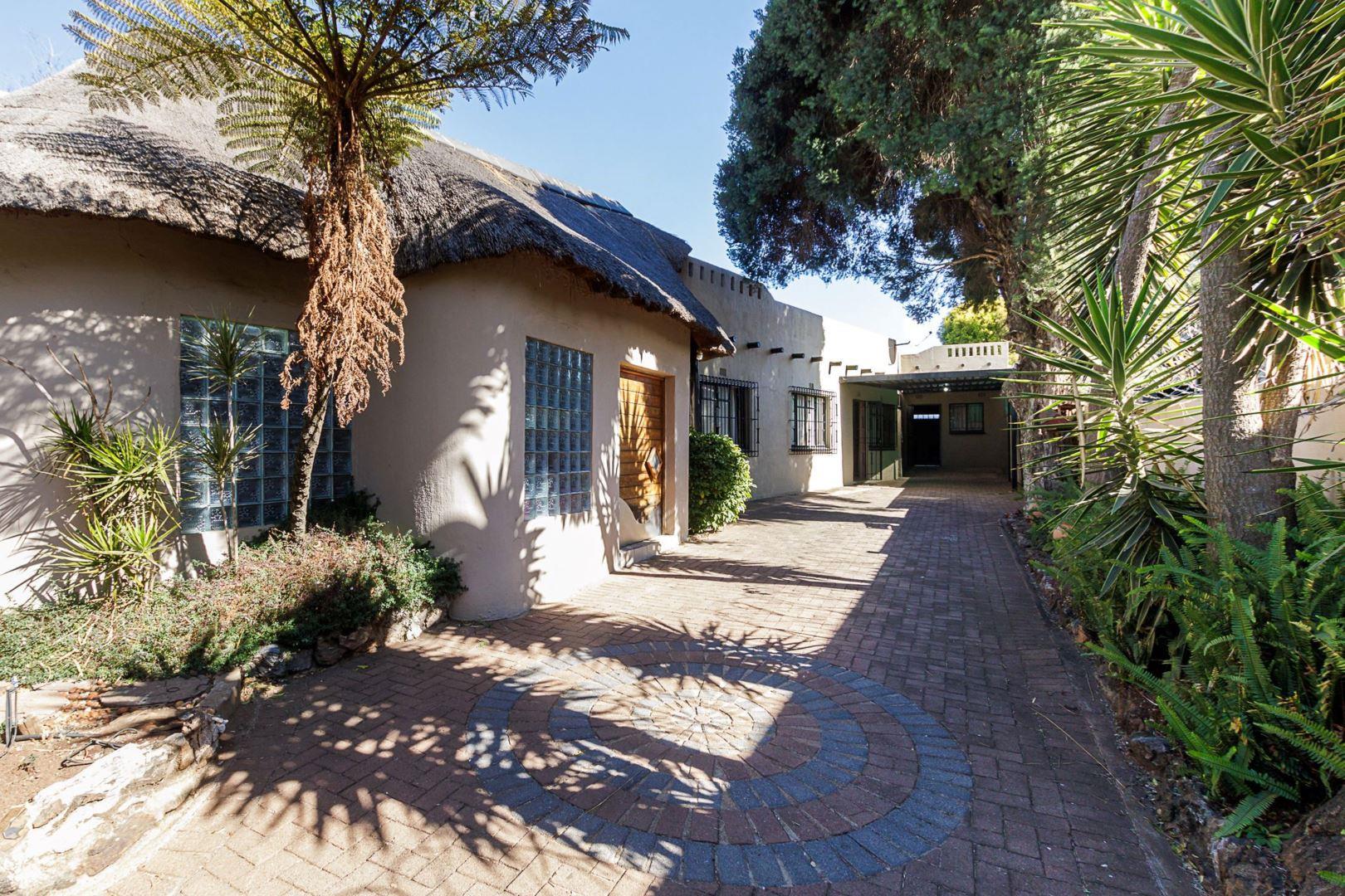 4 Bedroom House for sale in Westdene - P24-114749980