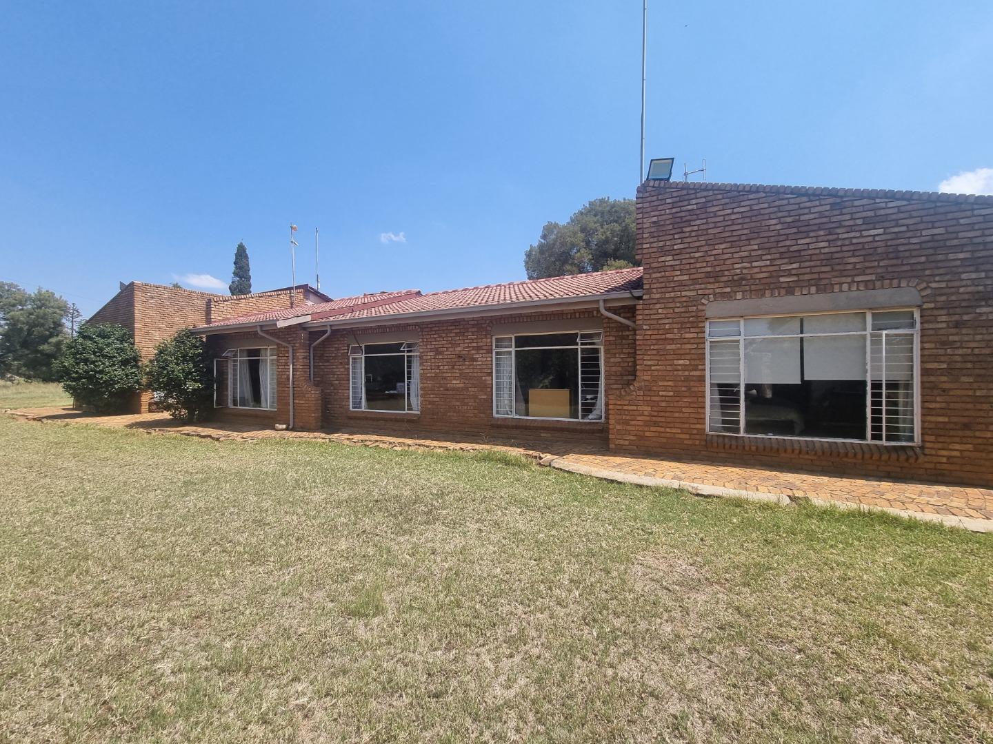 8 Bedroom House for sale in Benoni AH - P24-114751352