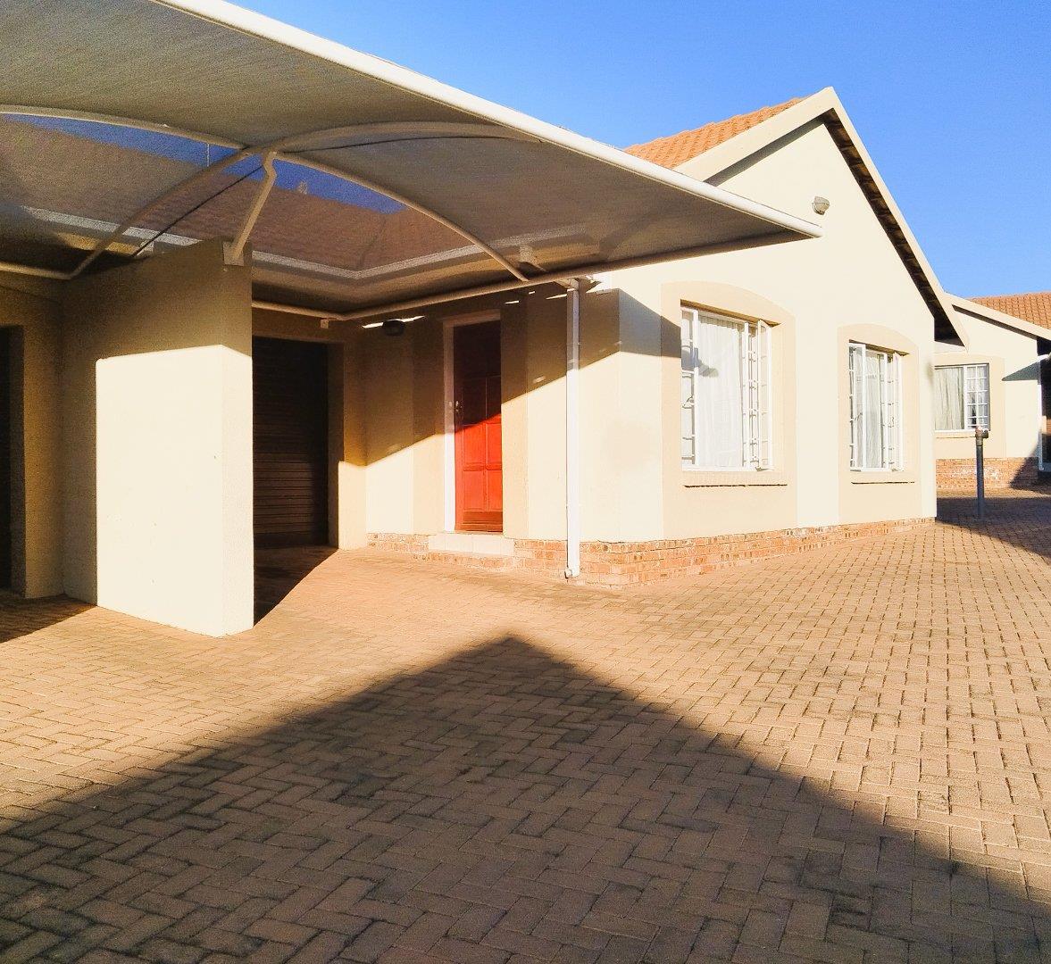 2 Bedroom Townhouse for sale in Bendor Ridge - P24-114752782