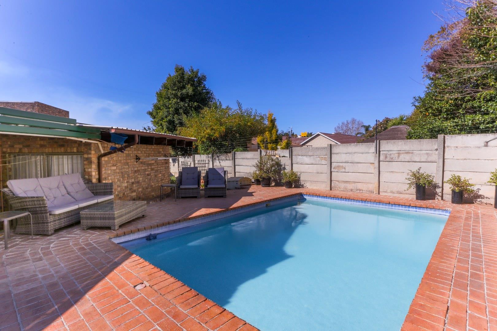 5 Bedroom House for sale in Roodekrans - 9 Witchweed Avenue - P24-114794869