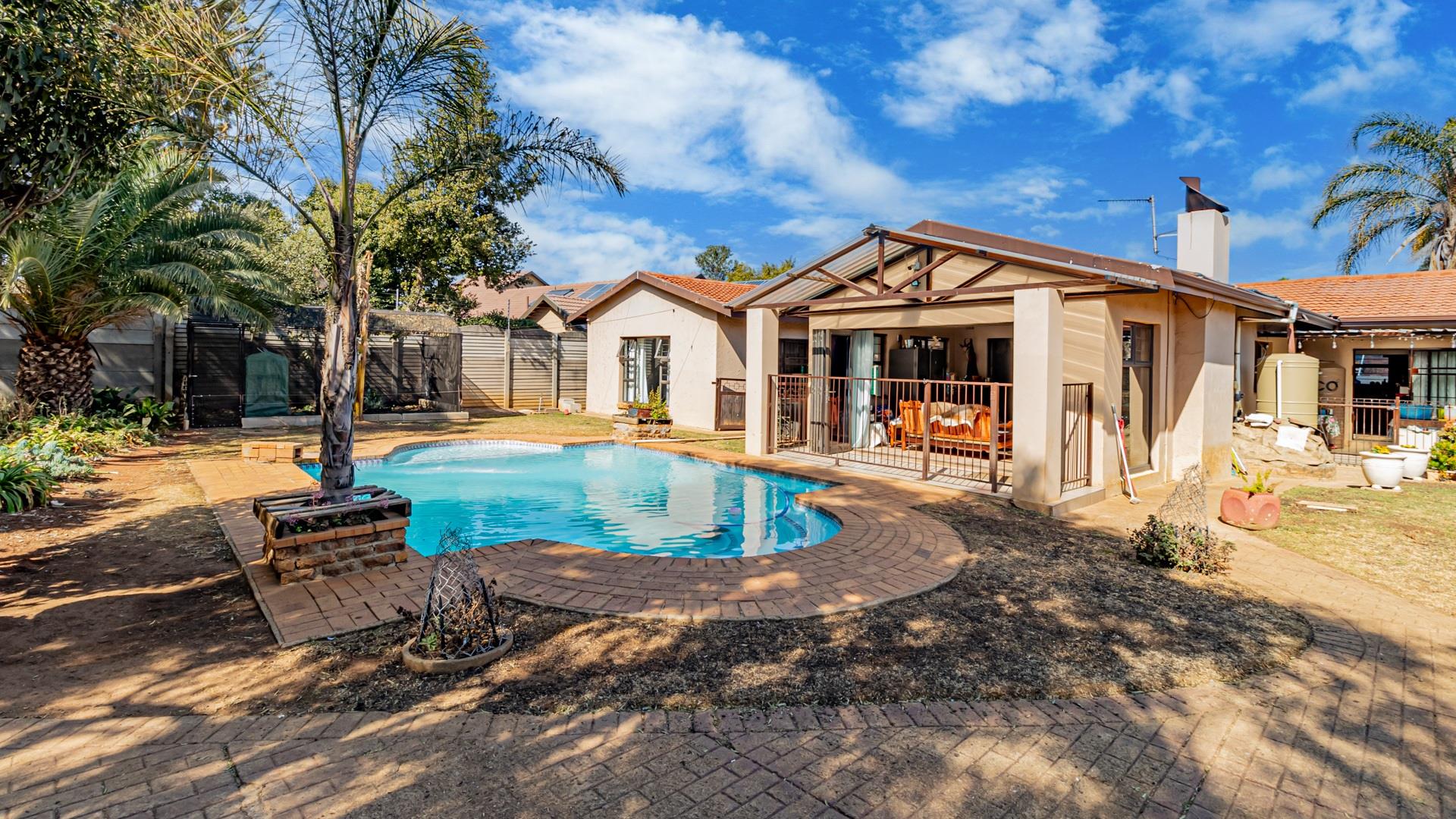 4 Bedroom House for sale in Brackenhurst - P24-115599703