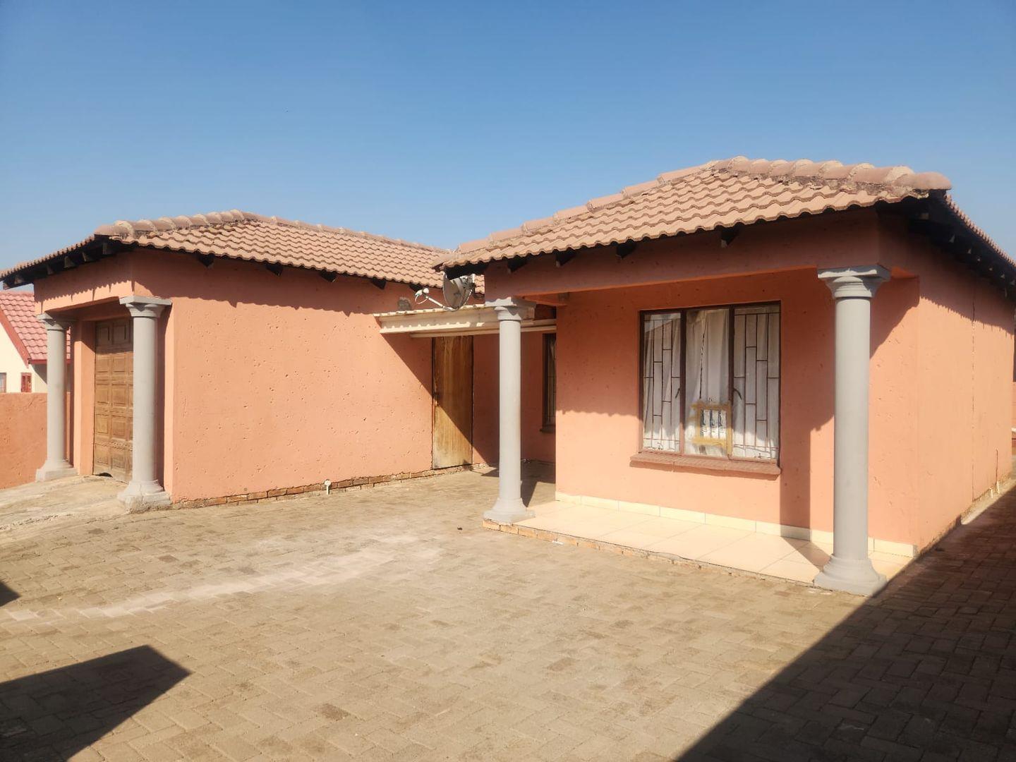 3 Bedroom House for sale in Tlhabane West - P24-114820290