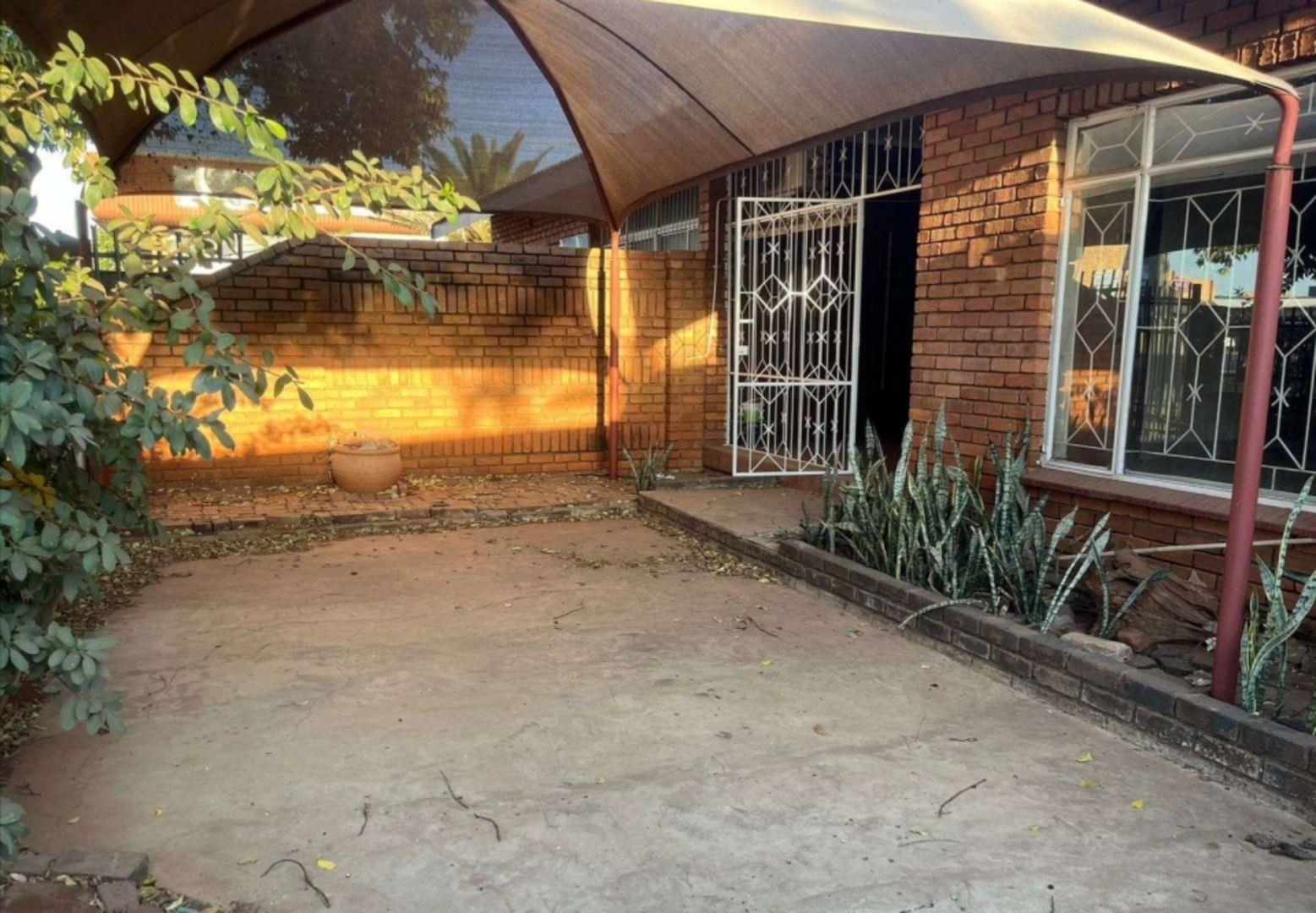 2 Bedroom Townhouse for sale in Mokopane Central - P24-114820400