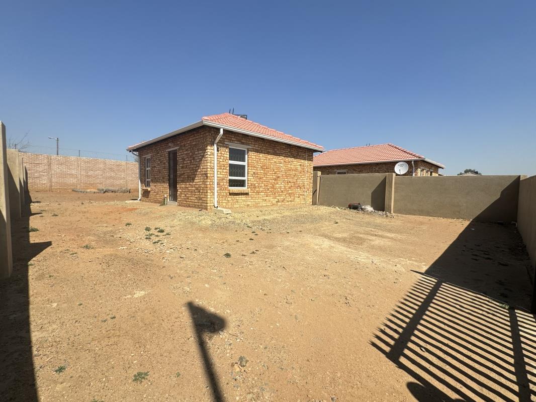 2 Bedroom House for sale in Daveyton - P24-114822062
