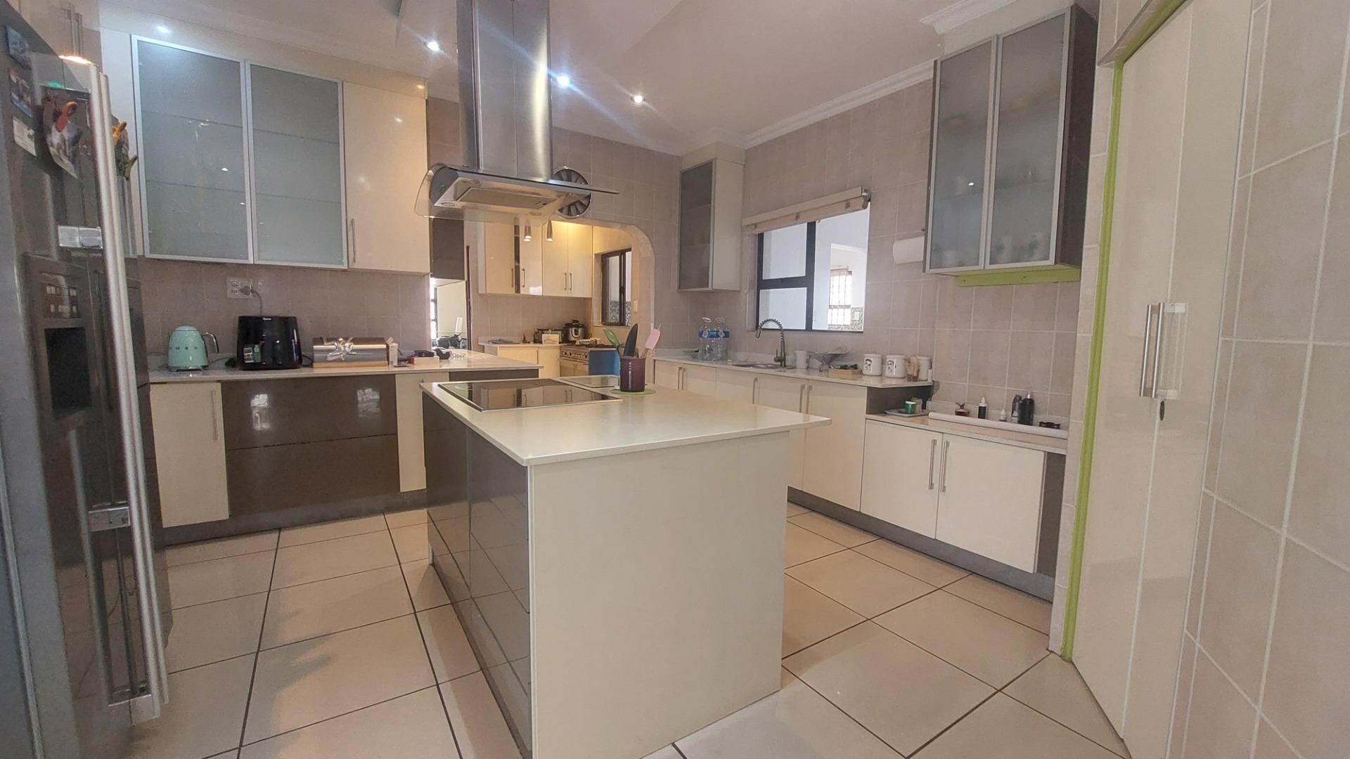 4 Bedroom House for sale in Kosmosdal - P24-114871418