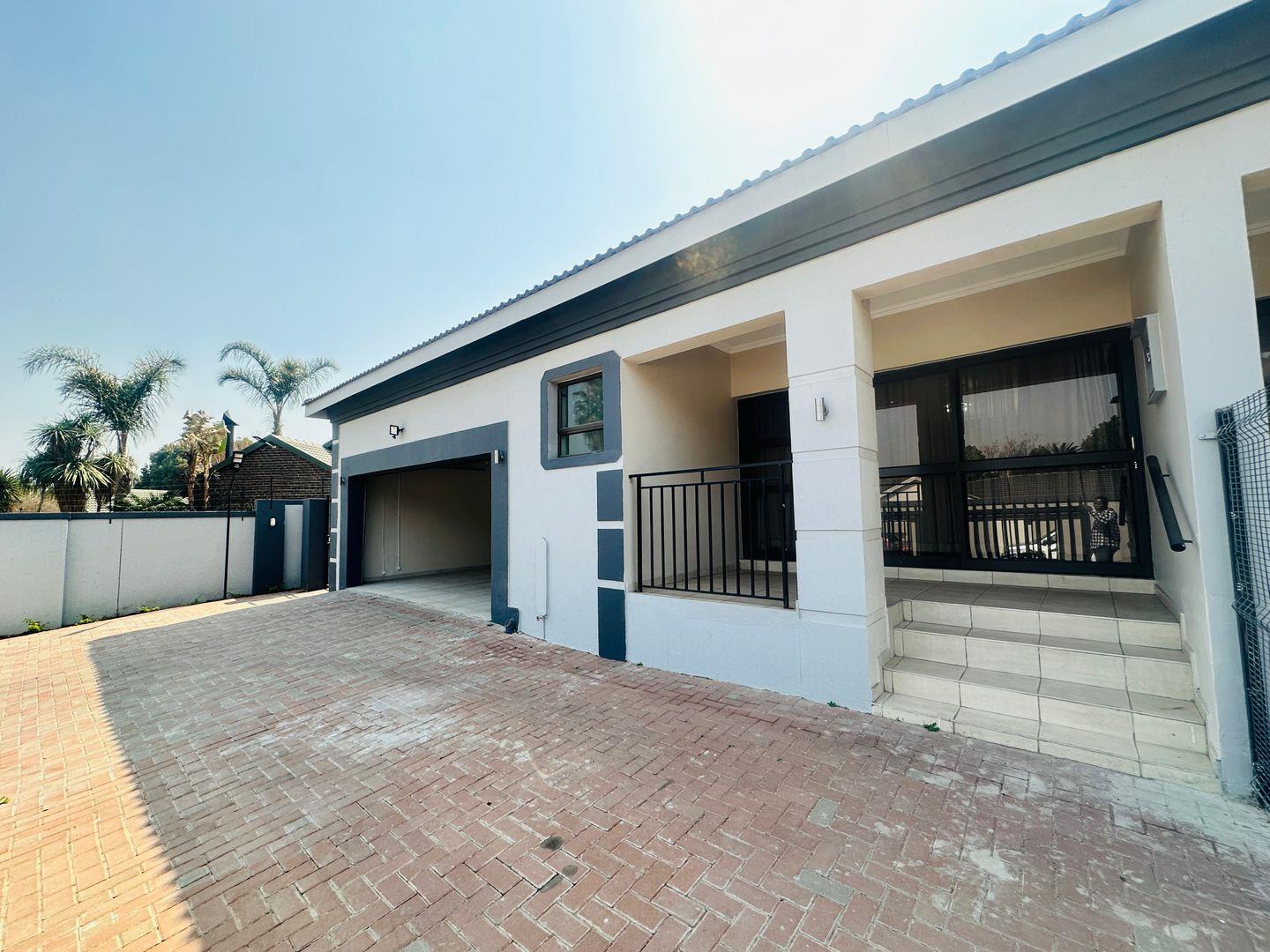 3 Bedroom House for sale in Verwoerdpark - 9 Boegoe Avenue - P24-114873684