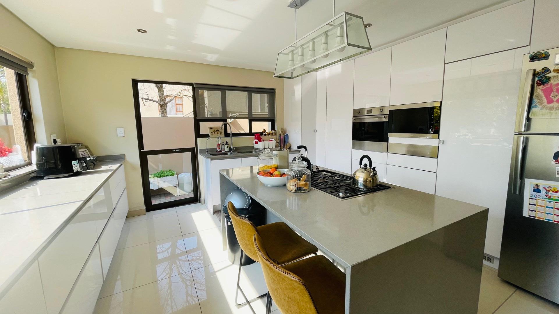 4 Bedroom House for sale in Kyalami Hills - P24-114881902