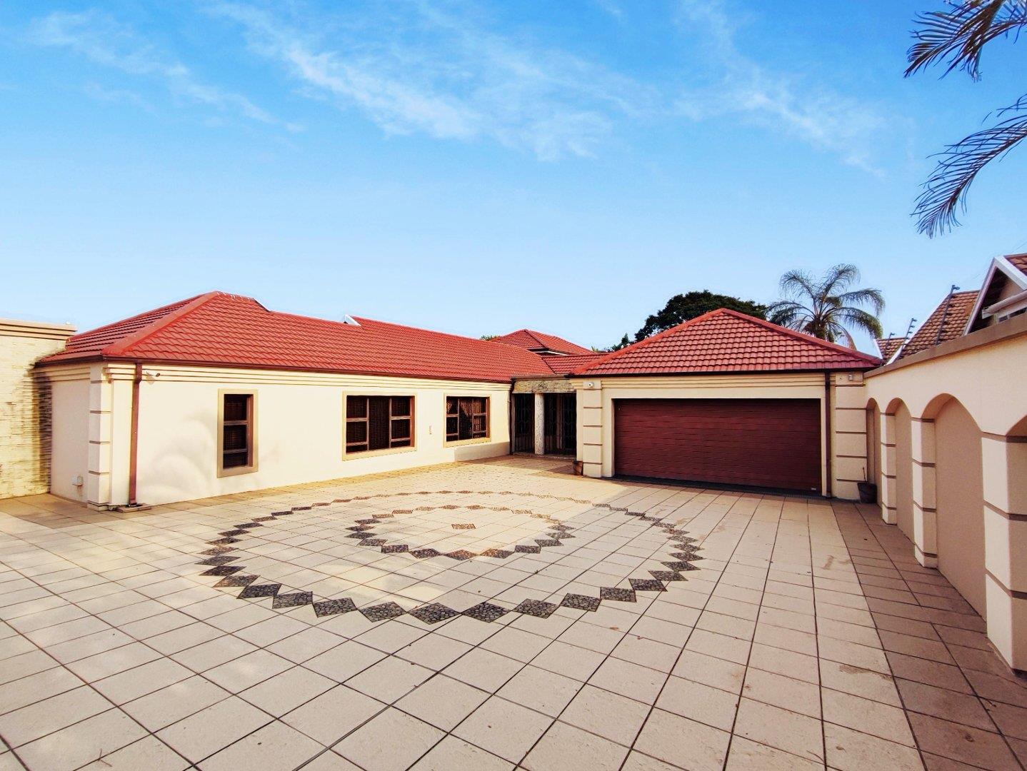5 Bedroom House for sale in Hayfields - P24-114882775